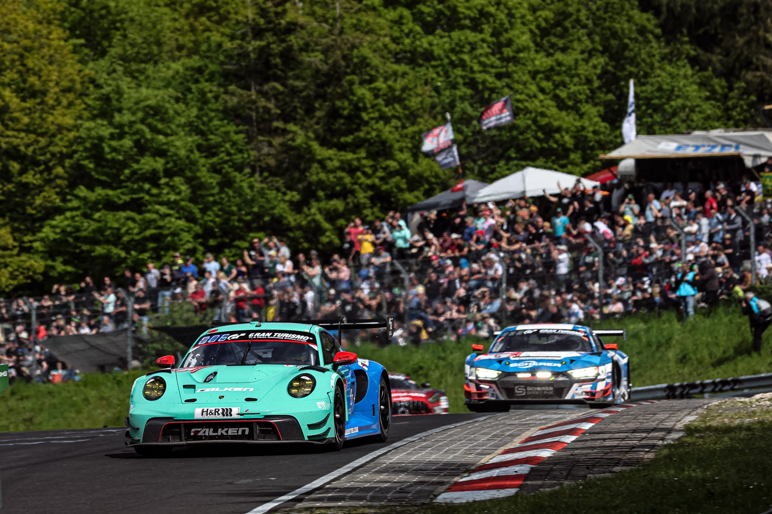 24h-Rennen NRing 2023: Beide Falken Porsche 911 GT3 R gut im Rennen
